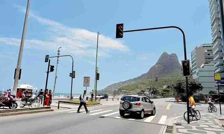 Avanço de Sinal Vermelho: Consequências e Penalidades no Trânsito